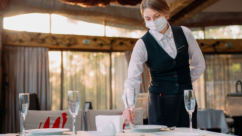 Fornneros e SENAI promovem curso de garçom e garçonete